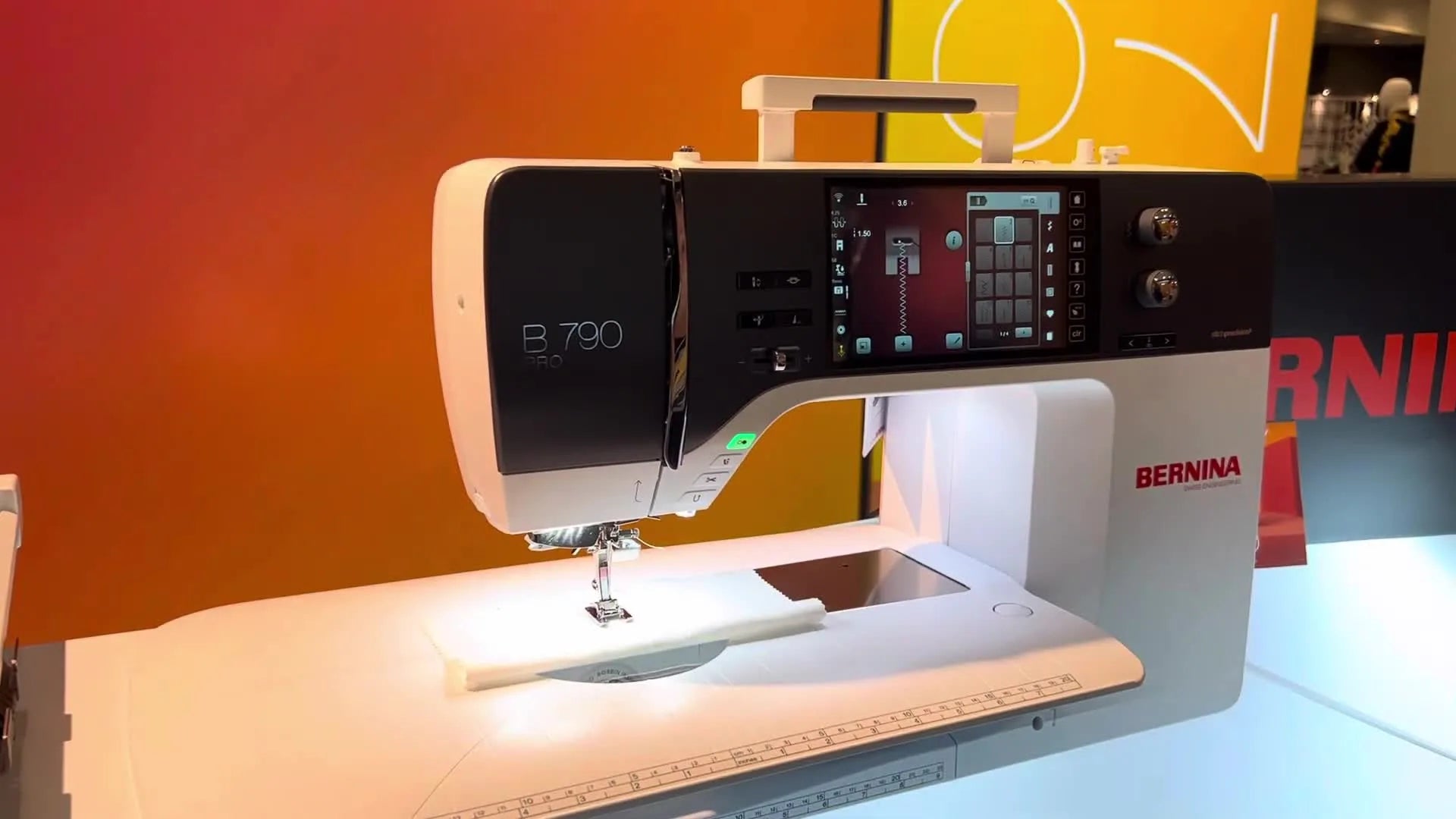 Bernina B790 PRO Laser Guide + On-Screen Placement: How to Stitch Exac ...